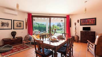 Vila standard, 5 quartos, 2 banheiros (Villa Menhir with pool garden and) | Opções para refeição