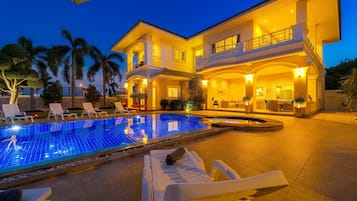 Fachada do alojamento (tarde/noite)