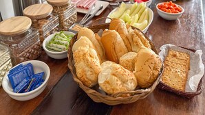 Um buffet de café da manhã com diversos alimentos e acompanhamentos.