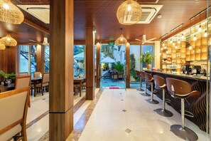 Bar à beira da piscina