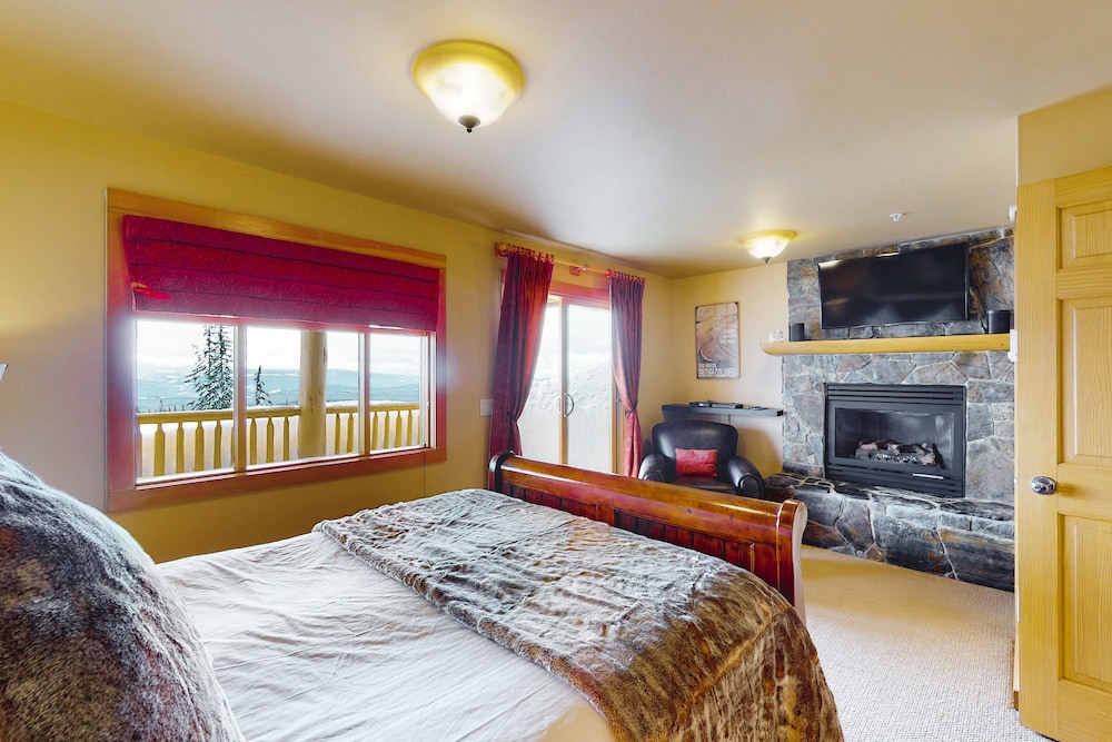 Woodcutter Cabin 16 | Snowy ski-in/out getaway with private hot tub & fireplaces - Beaverdell | Vrbo