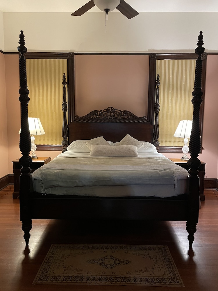 Historic Mansion, Five Miles From French Quarter - New Orleans, LA