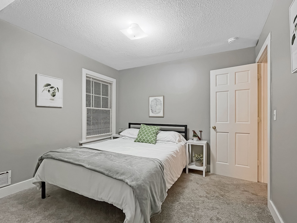 Chic 2BR Duplex Free Parking near Hospitals - Des Moines | Vrbo