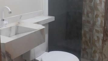 Quarto Twin Básico | Casa de banho acessível para cadeiras de rodas