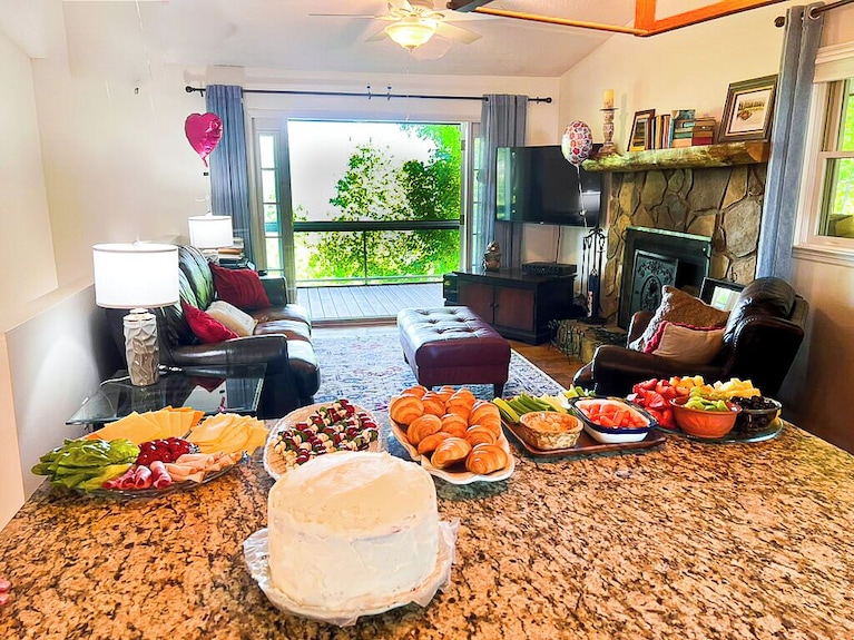 Pet Friendly Luxury Lake View Cottage Fun Themed Charming Beaver, New Hot Tub - ジョージア州