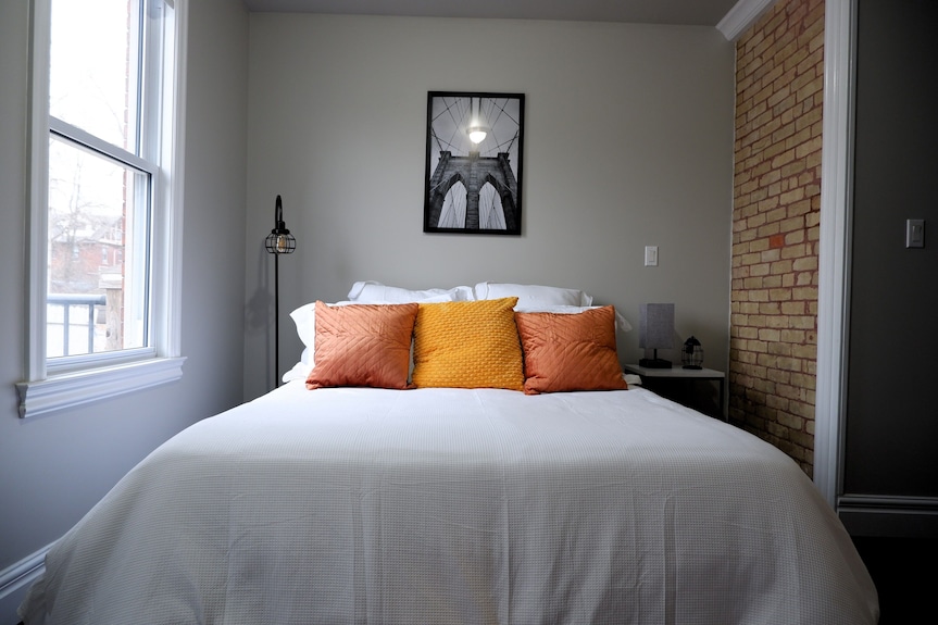 Central London - Clean, Modern & Comfortable. Downtown W/ Free Parking & Wi-fi - Ontario