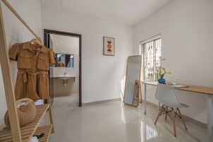 Quarto quádruplo família | Área de estar | TV 45 polegadas com canais a cabo