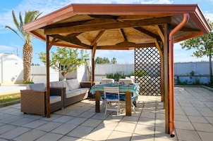 Vila standard, vários quartos (Villa Oasi al mare near the sea with) | Opções para refeição ao ar livre