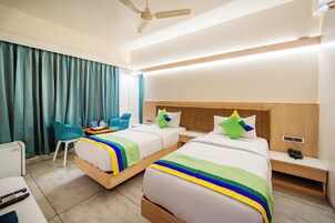 Quarto Deluxe | Secretária, cortinas/cortinados opacos, ferro/tábua de engomar