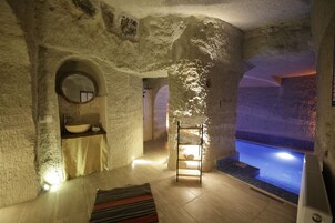 Suite Presidencial | Minibar, com decoração personalizada, com mobília individualizada 