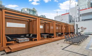 Suite Deluxe, várias camas, acesso à piscina, vista parcial para o lago | Terraço/pátio interior