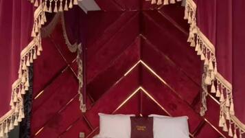 Quarto casal superluxo | Quartos à prova de som, Wi-Fi de cortesia