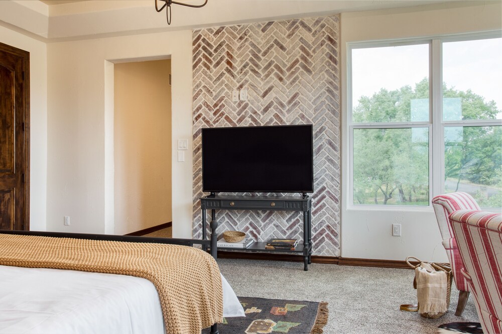 Hudson by AvantStay | W/ Beautiful Views, Multiple Living Areas, Pool ...