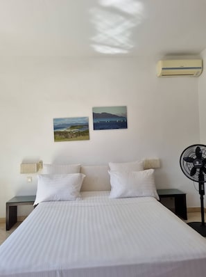 Quarto solteiro clássico | Cofres nos quartos, escrivaninha, Wi-Fi de cortesia