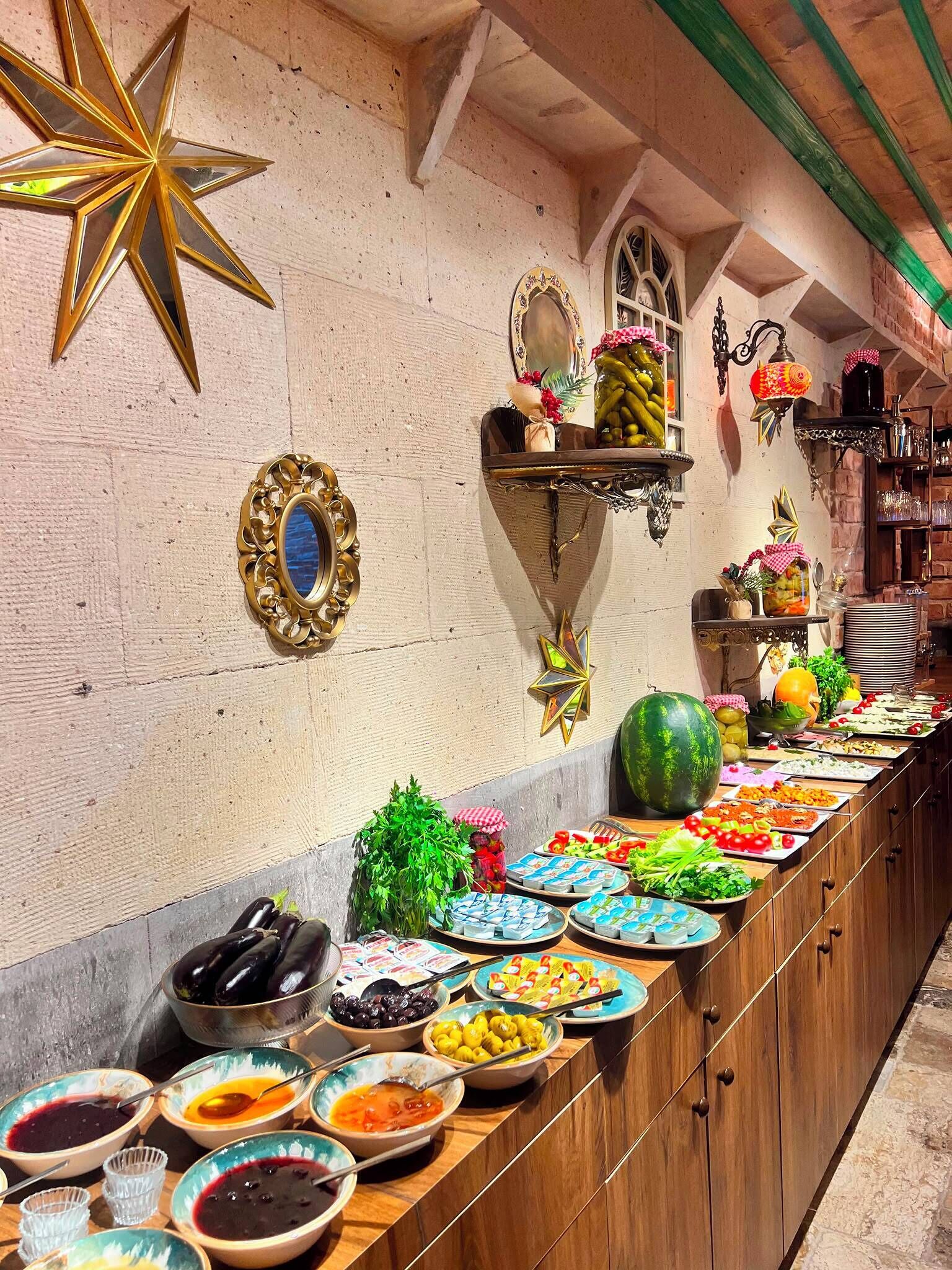 Um buffet com diversos pratos, uma decoração em estrela e um espelho na parede.