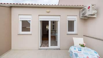 Estúdio, vários quartos, varanda, vista para o jardim | Refeições ao ar livre