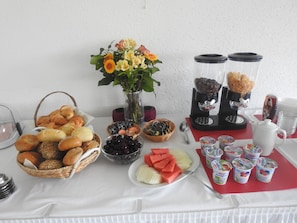Pequeno-almoço tipo buffet diário mediante uma taxa
