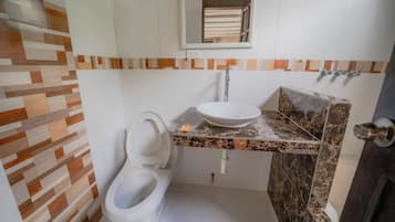 Quarto casal elite | Banheiro | Toalhas de banho, sabonete, shampoo, papel higiênico