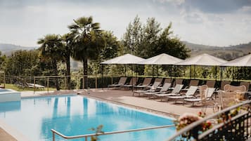 Piscina externa sazonal, funciona das 7h às 21h, guarda-sóis