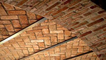 Um close-up de um chão de tijolos com padrão herringbone.