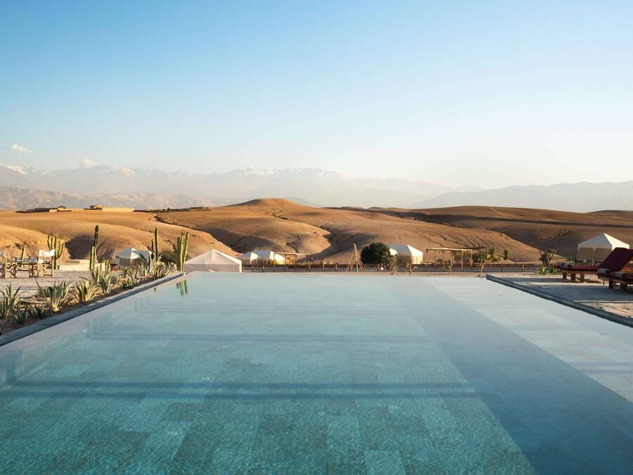 2 piscinas externas, espreguiçadeiras