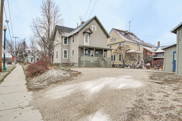 Lovely Elkhart Lake Apartment - Walk To Town! - Elkhart Lake, WI