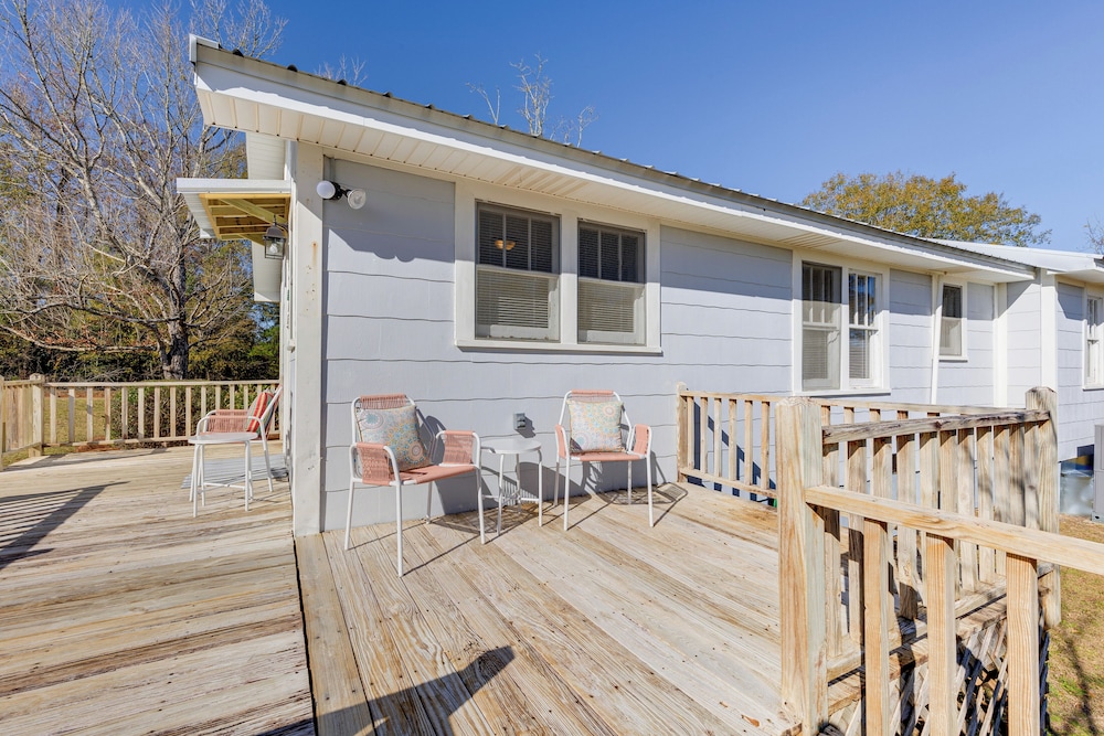 Quiet Grove Hill Cottage W/ Wraparound Deck! - Alabama
