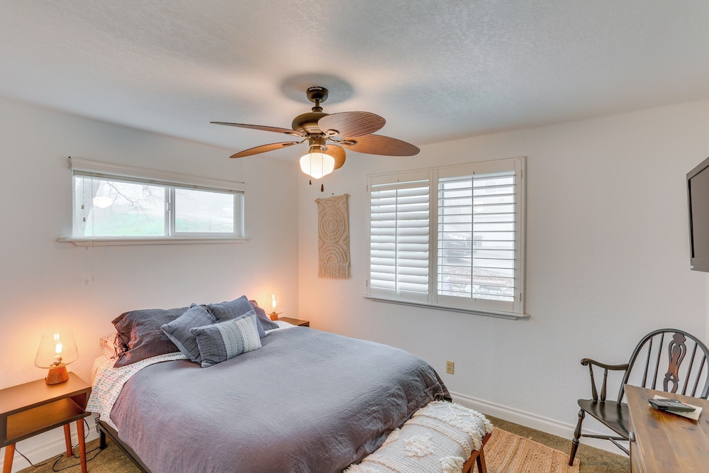 Mid-century Mod Cottage, Steps To Lake Gregory! - Rialto, CA