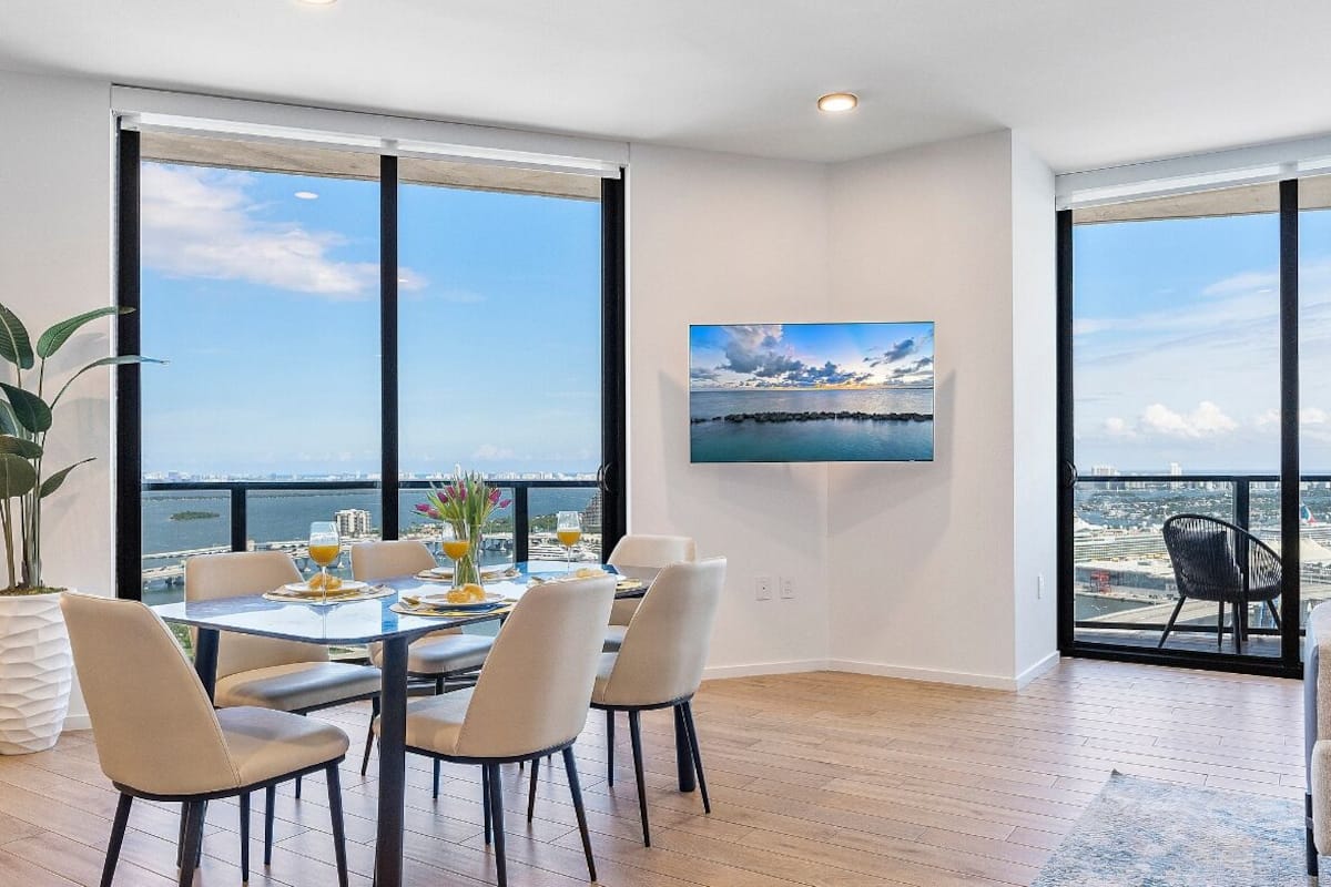 Apartamento Cidade, 2 quartos, vista para o oceano, junto ao mar | Sala de estar | Smart TV de 55 polegadas com canais por cabo