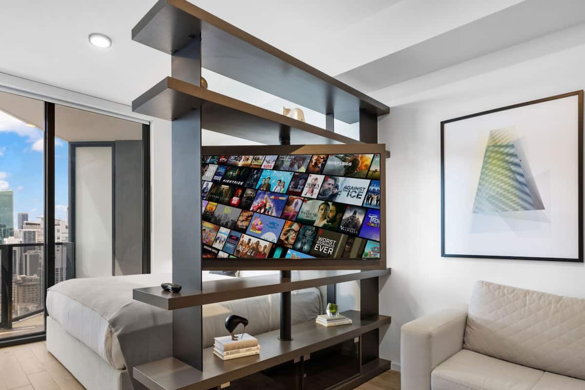Estúdio Deluxe, 1 cama king-size e sofá-cama, vista para a baía | Sala de estar | Smart TV de 55 polegadas com canais por cabo