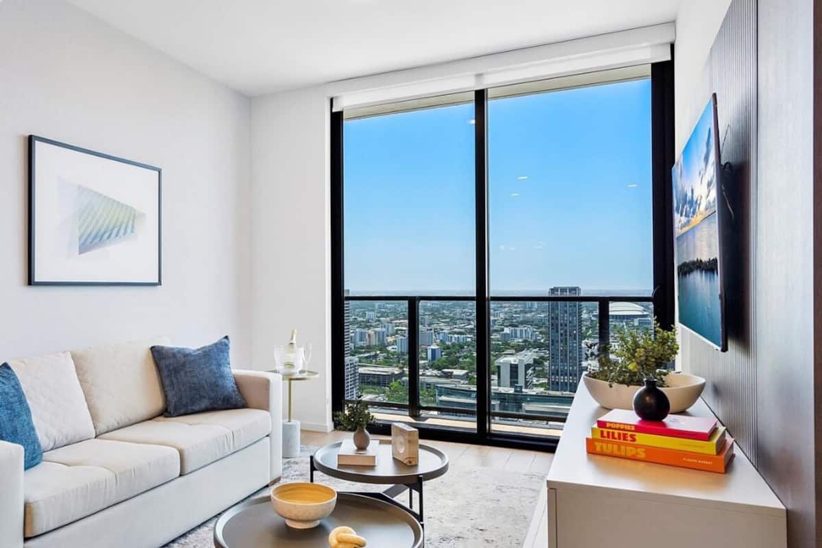 Apartamento Deluxe, 1 cama king-size e sofá-cama, Vista para a cidade | Sala de estar | Smart TV de 55 polegadas com canais por cabo