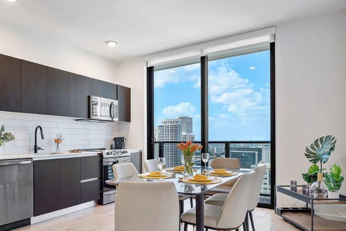 Apartamento Familiar, 3 quartos | Sala de estar | Smart TV de 55 polegadas com canais por cabo