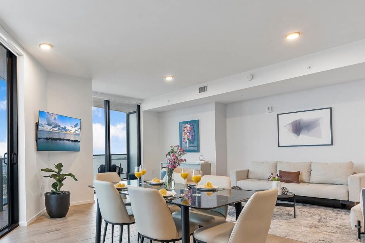 Apartamento Cidade, 2 quartos, vista para o oceano, junto ao mar | Sala de estar | Smart TV de 55 polegadas com canais por cabo