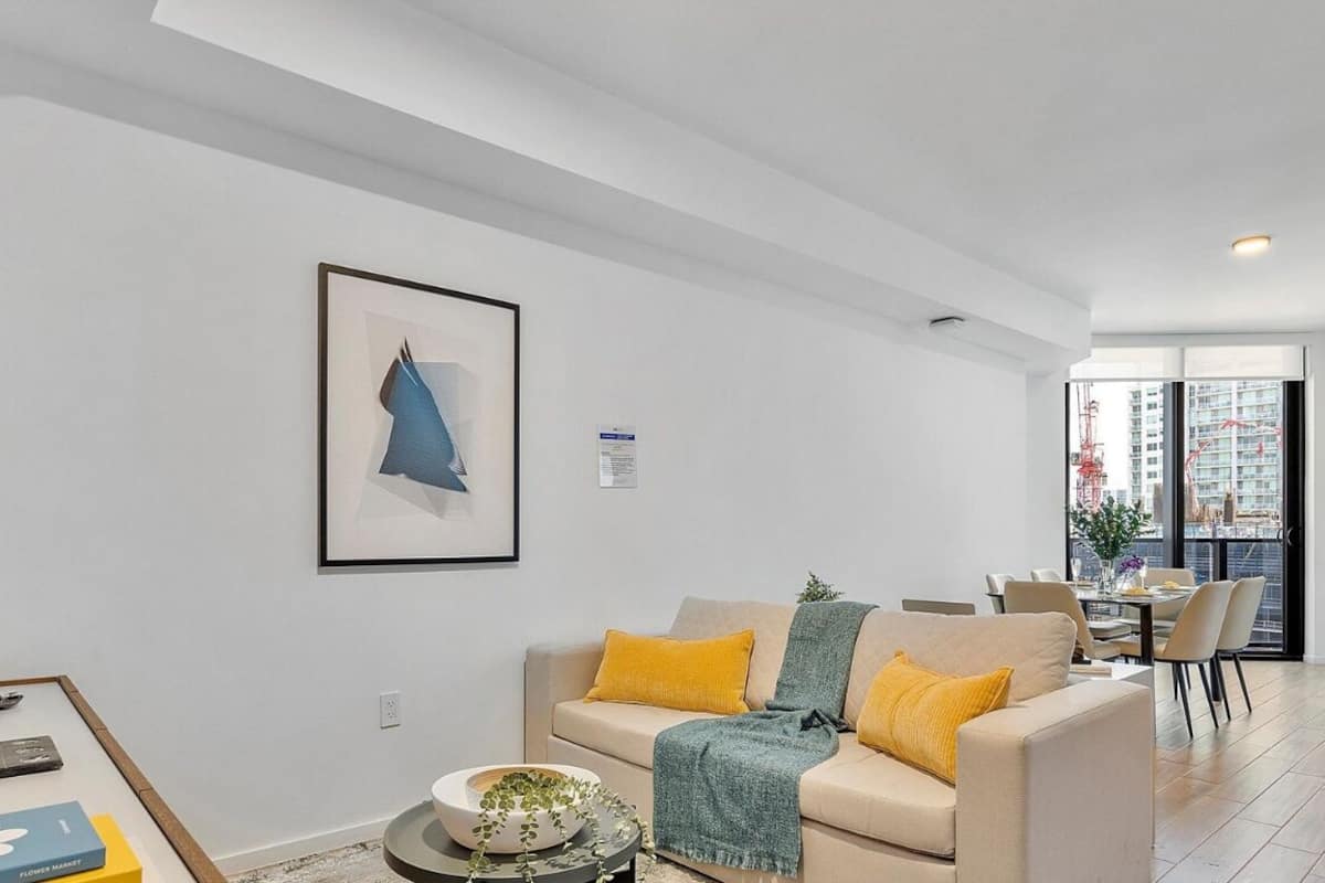 Apartamento de Luxo, 1 cama king-size e sofá-cama, vista para a baía | Sala de estar | Smart TV de 55 polegadas com canais por cabo