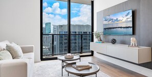 Apartamento urbano, 2 quartos, vista para a baía, de frente para o oceano | Área de estar | Smart TV 55 polegadas com canais a cabo
