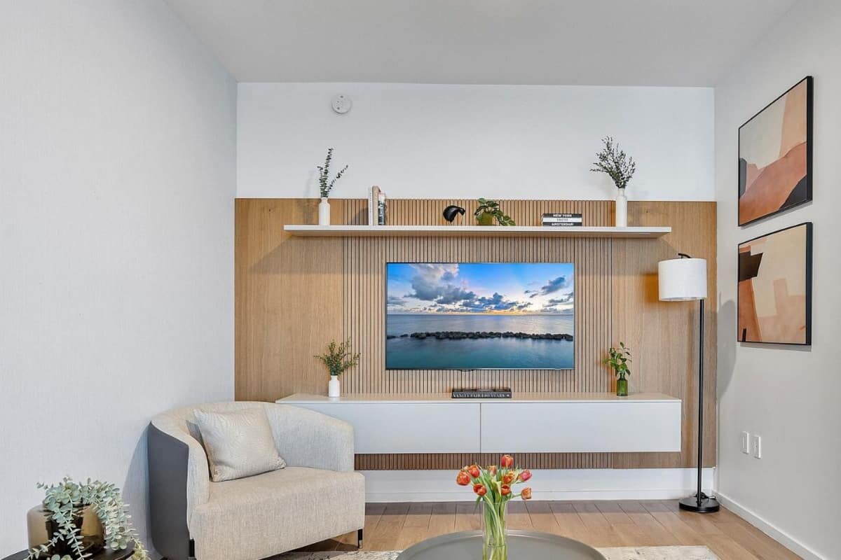 Apartamento Familiar, 3 quartos | Sala de estar | Smart TV de 55 polegadas com canais por cabo