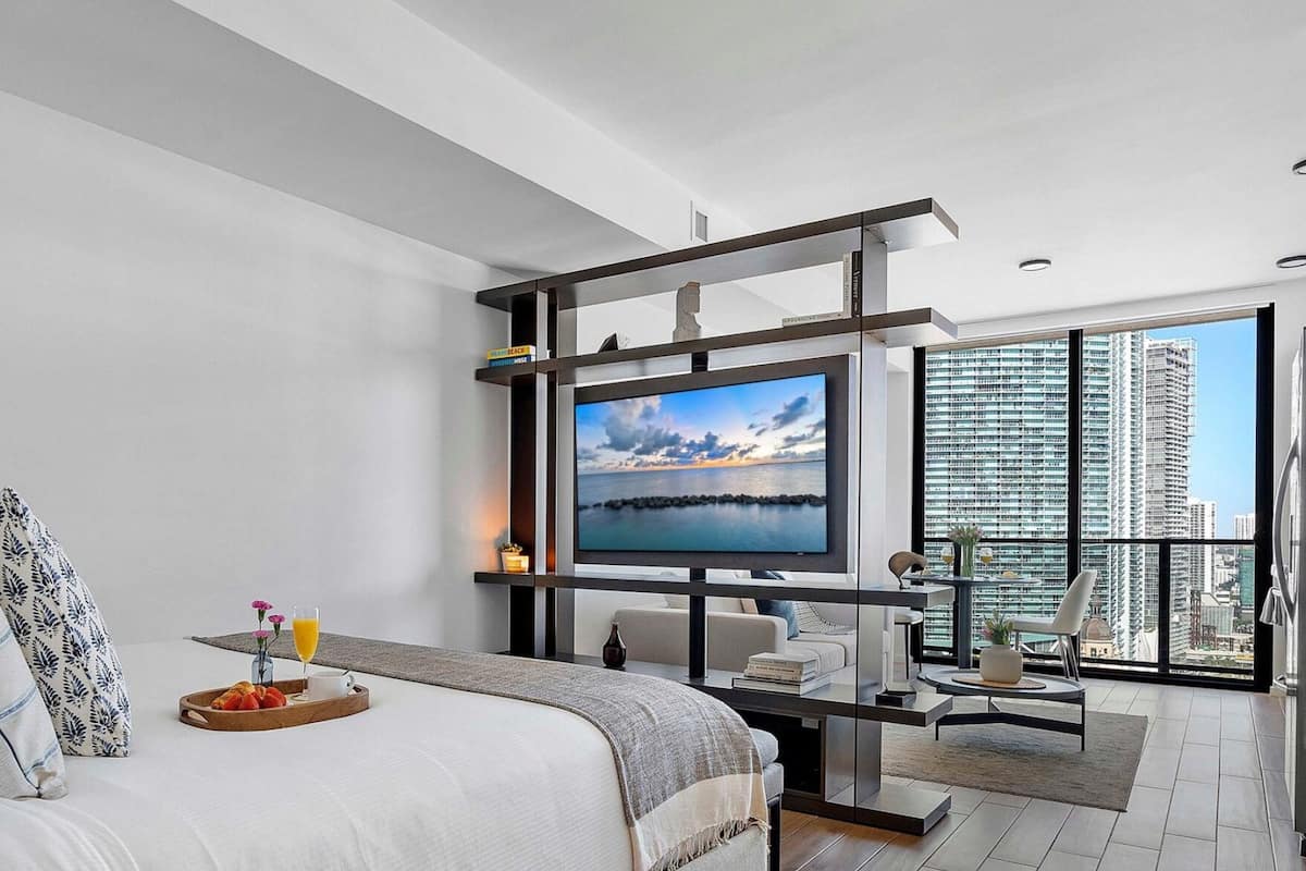 Estúdio Deluxe, 1 cama king-size e sofá-cama, vista para a baía | 1 quarto, lençóis de algodão egípcio, roupa de alta qualidade