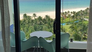Varanda com vista para a praia e oceano.