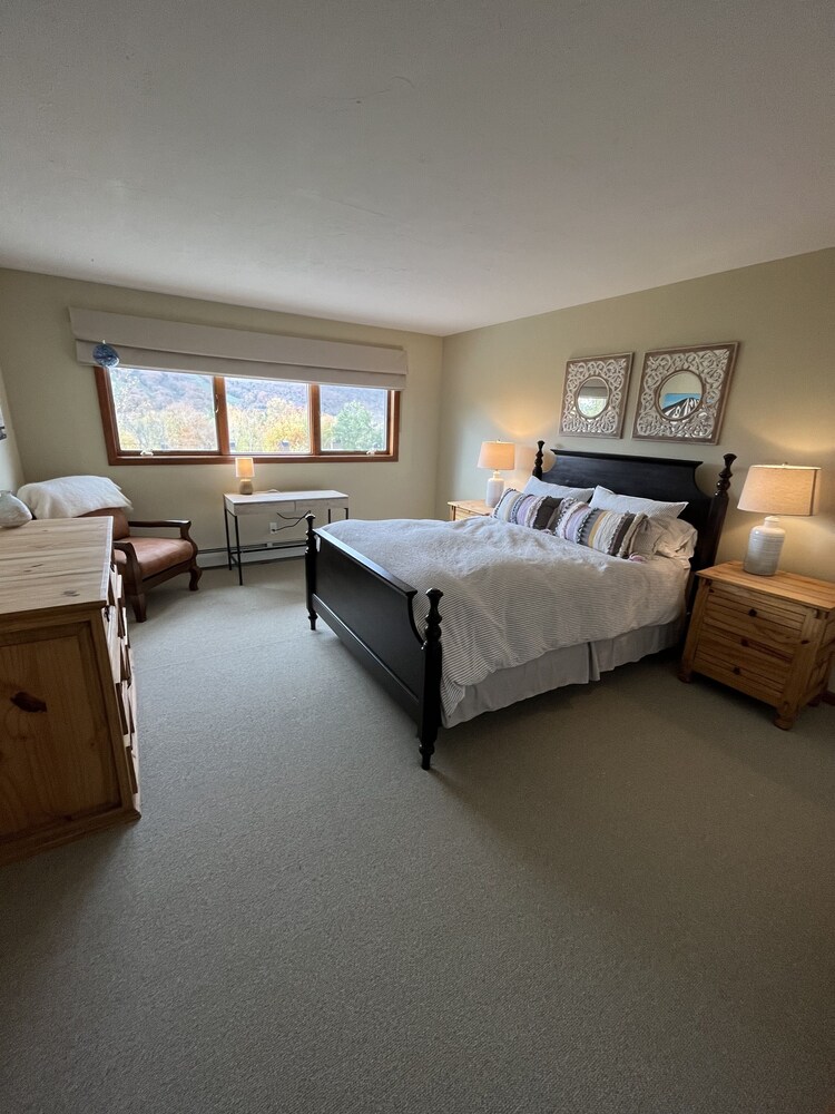 Perfect Mountain Retreat with Amazing Views and 1/3 of a Mile to Mt ...
