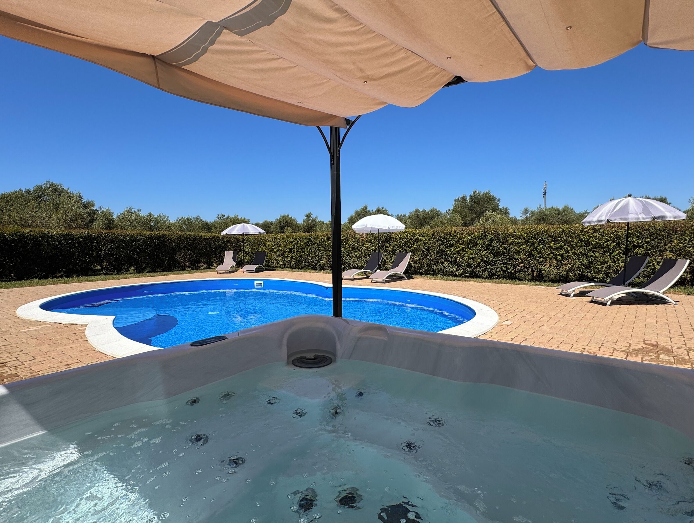 Piscina externa sazonal, funciona das 9h às 21h, guarda-sóis