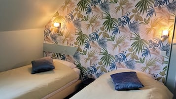 1 quarto, individualmente decorados, escrivaninha