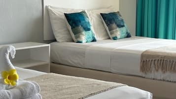 1 quarto, individualmente mobiliados, escrivaninha