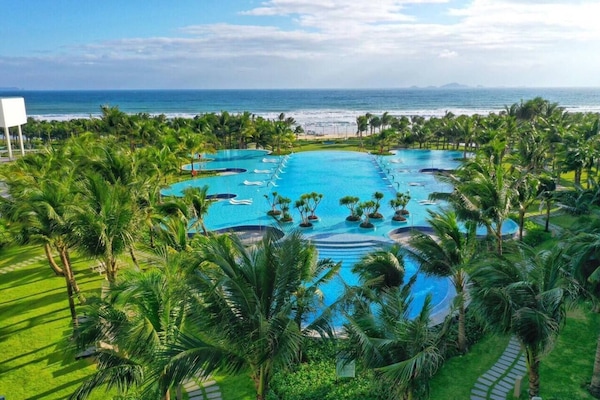 3 piscinas exteriores, guarda-sóis, espreguiçadeiras