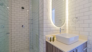 Apartamento | Banheiro | Chuveiro, secador de cabelo, piso aquecido, toalhas de banho