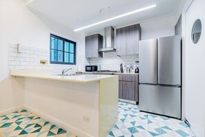 Apartamento | Cozinha privada | Um frigorífico, um micro-ondas, um forno, uma máquina de lavar louça 