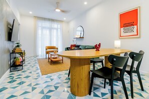 Apartamento | Sala de estar | Smart TV de 40 polegadas com canais por cabo 
