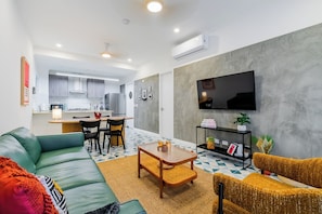 Apartamento | Sala de estar | Smart TV de 40 polegadas com canais por cabo 