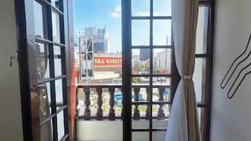 Quarto Panorâmico, 1 cama queen-size, Vista para a cidade | Com decoração personalizada, Wi-fi grátis, roupa de cama fornecida