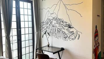 Quarto Panorâmico, 1 cama de casal, Vista para a cidade | Com decoração personalizada, Wi-fi grátis, roupa de cama fornecida