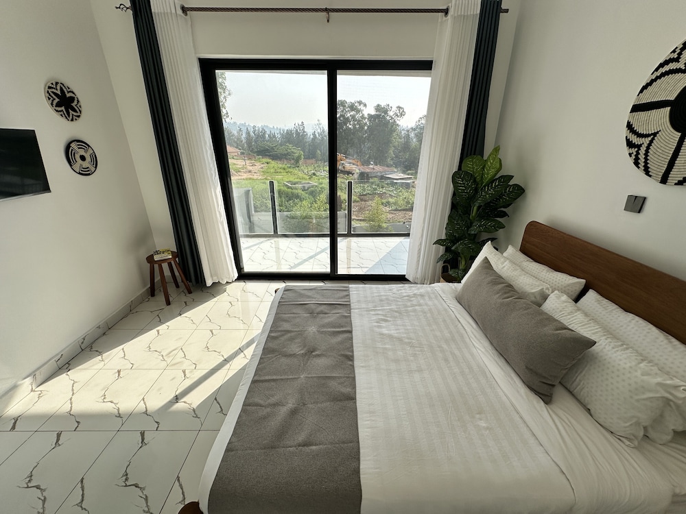 Deluxe Garden View With Private Balcony And Ba, Private Room - Kigali